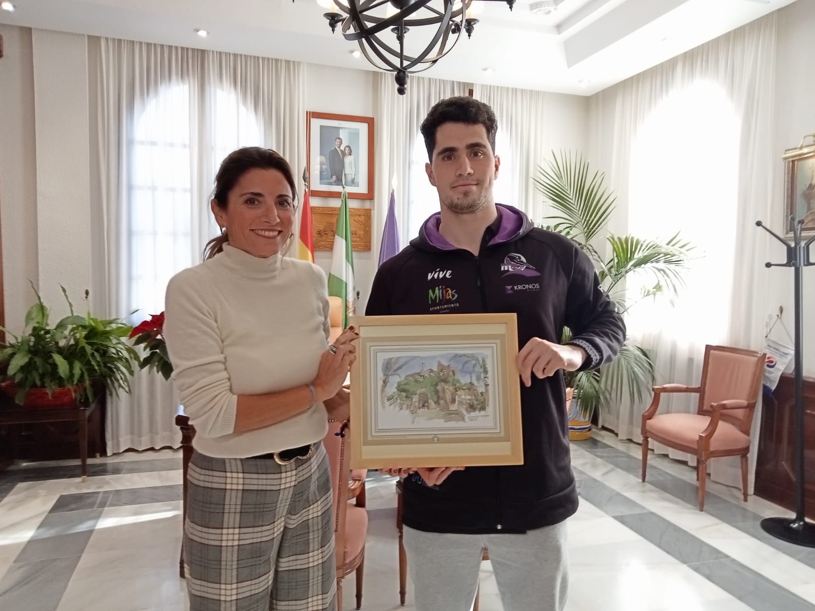 Ana Mata recibe al nadador del CN Mijas Javier Labrador, galardonado en ...