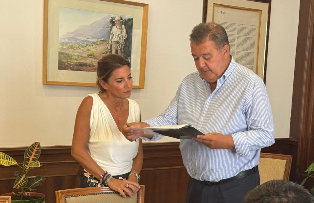 La alcaldesa de Mijas, Ana Mata, mantiene una reunión con las ...