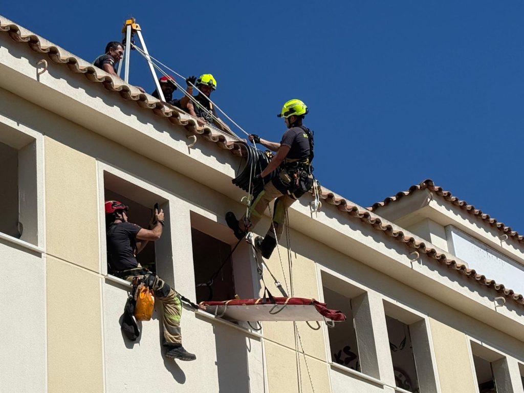 Mijas potencia la formación de sus bomberos con simulacros de rescate ...