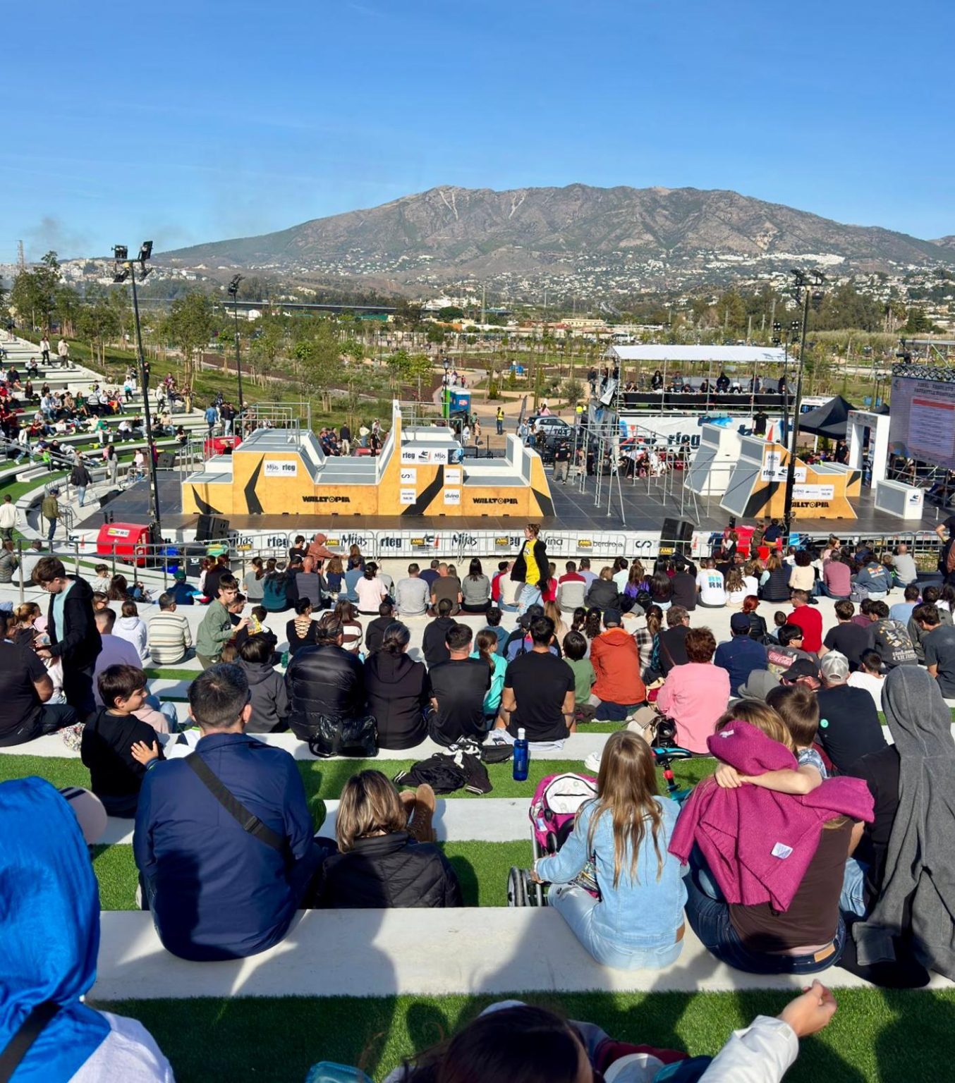 Miles de visitantes recorren el Gran Parque de Mijas en el fin de ...